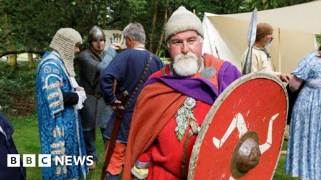 Tynwald Day photo exhibition showcases 'national identity' - BBC News