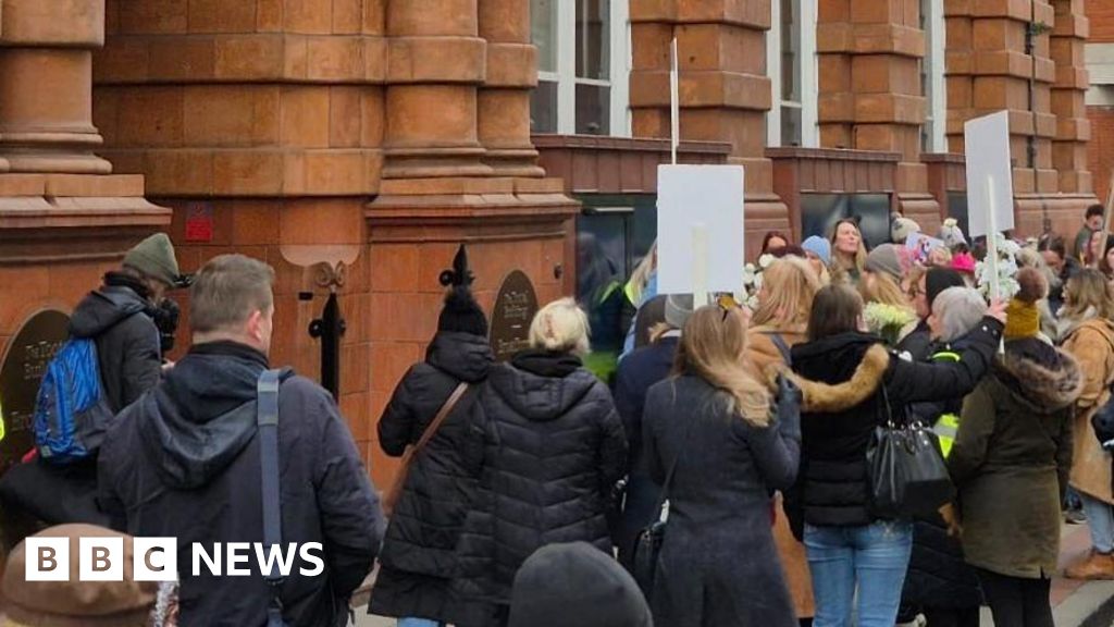 Protesters demand talks with mayor over grooming gangs