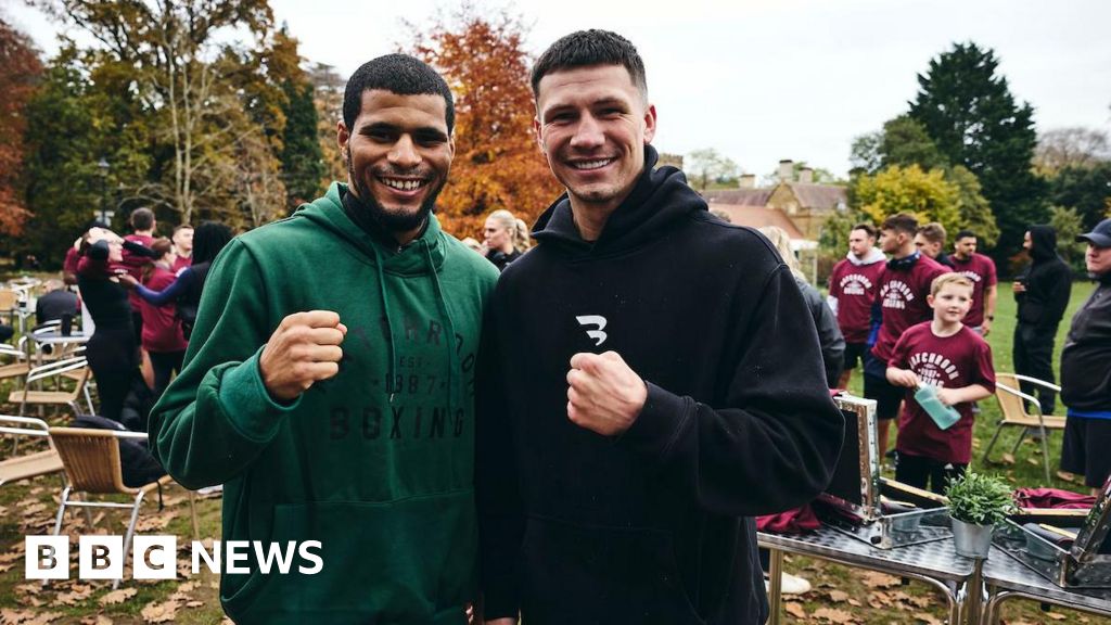 Kieran Conway: Boxer joins Northampton run club before fight - BBC News