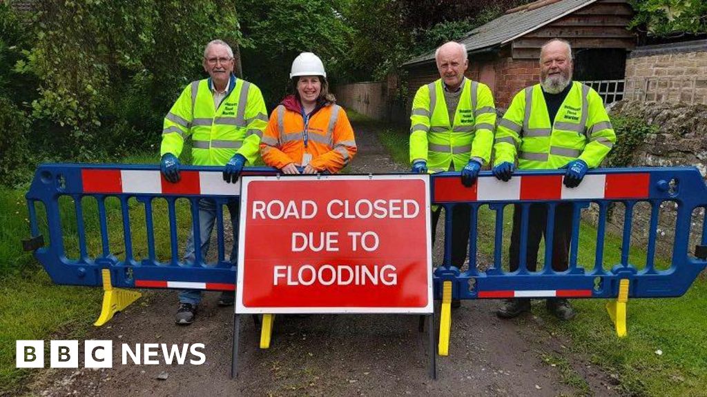 Herefordshire: Floods trial could see volunteers close off roads - BBC News