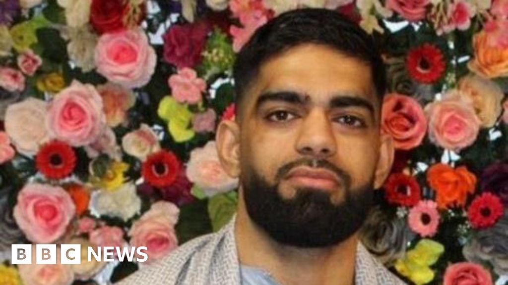 Luqman Ishfaq: Two arrested in Bradford murder inquiry - BBC News