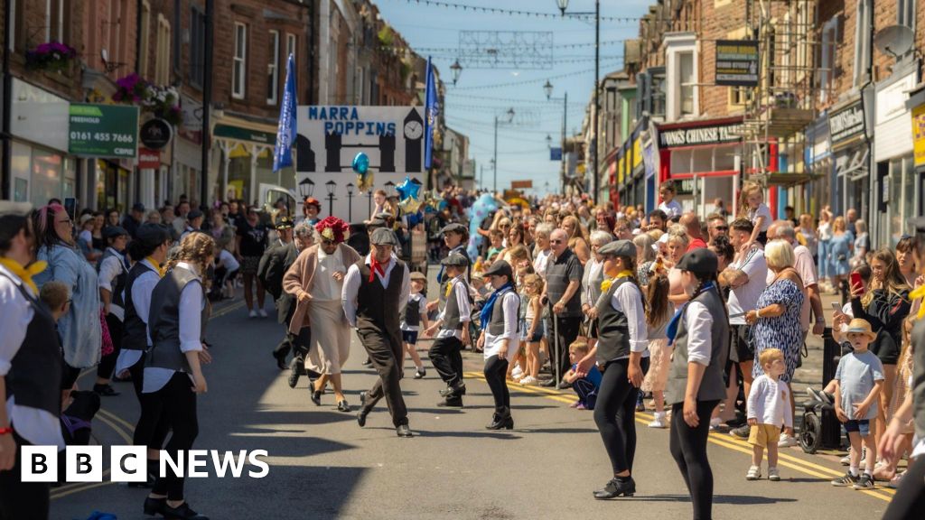 High hopes for revived Maryport Carnival - BBC News