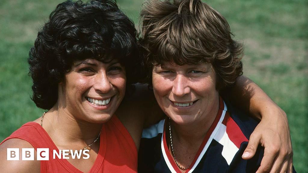 Fatima Whitbread and mother given freedom of borough in Thurrock - BBC News