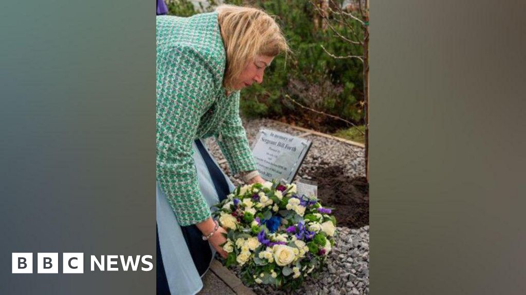 Gateshead: Widow of murdered policeman hits out at parole staff - BBC News