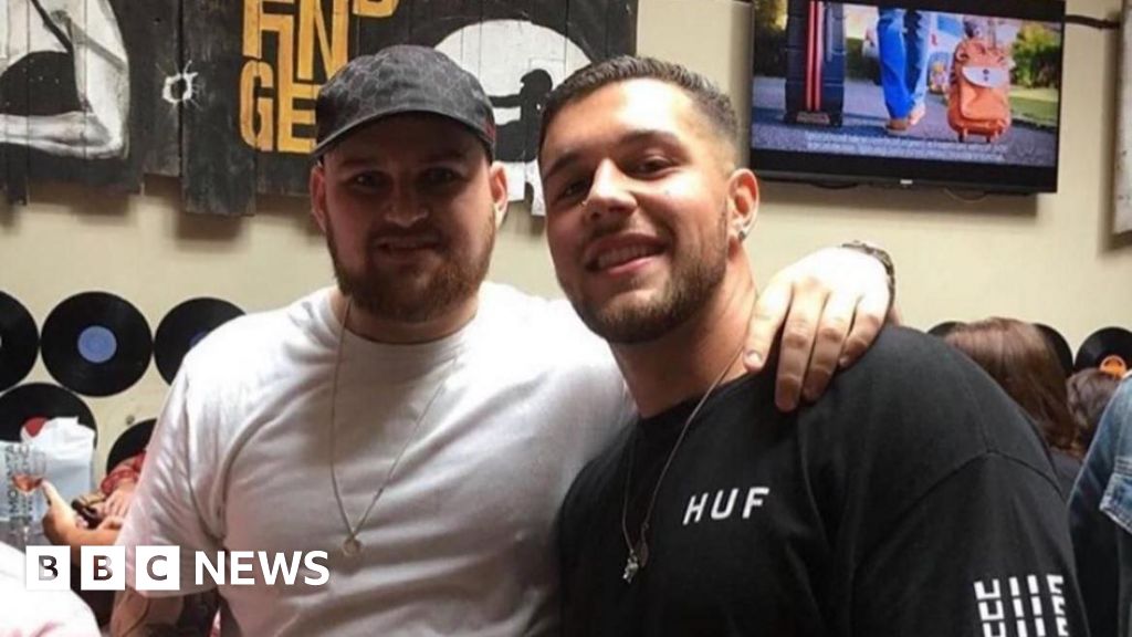 Man set for London-Somerset run in best friend's memory - BBC News