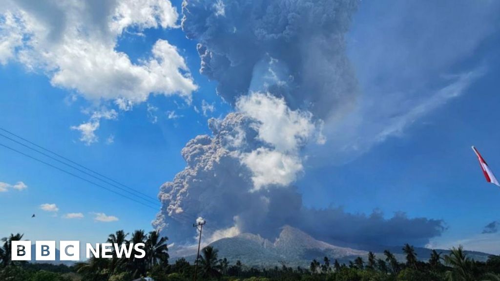 Indonesian volcano spews massive ash cloud as it erupts again - BBC News