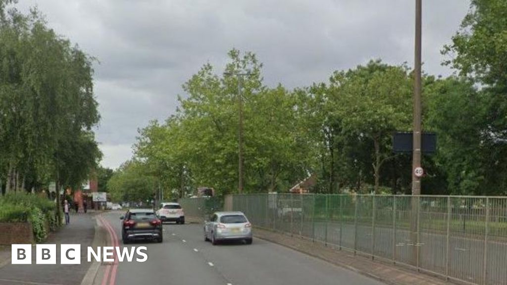 Arrest after pedestrian dies in Smethwick crash - BBC News