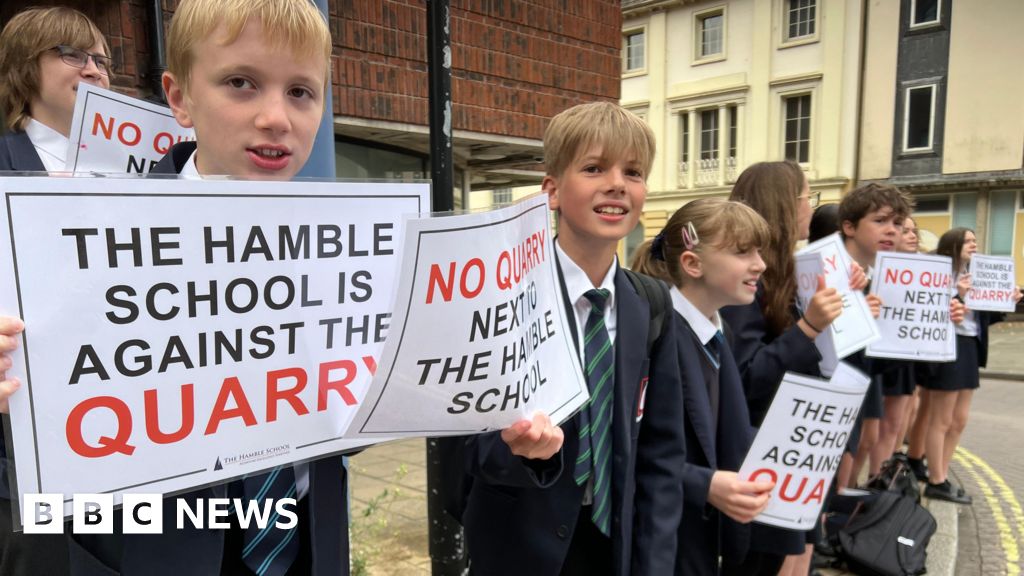 The Hamble School pupils protest against gravel quarry plans - BBC News
