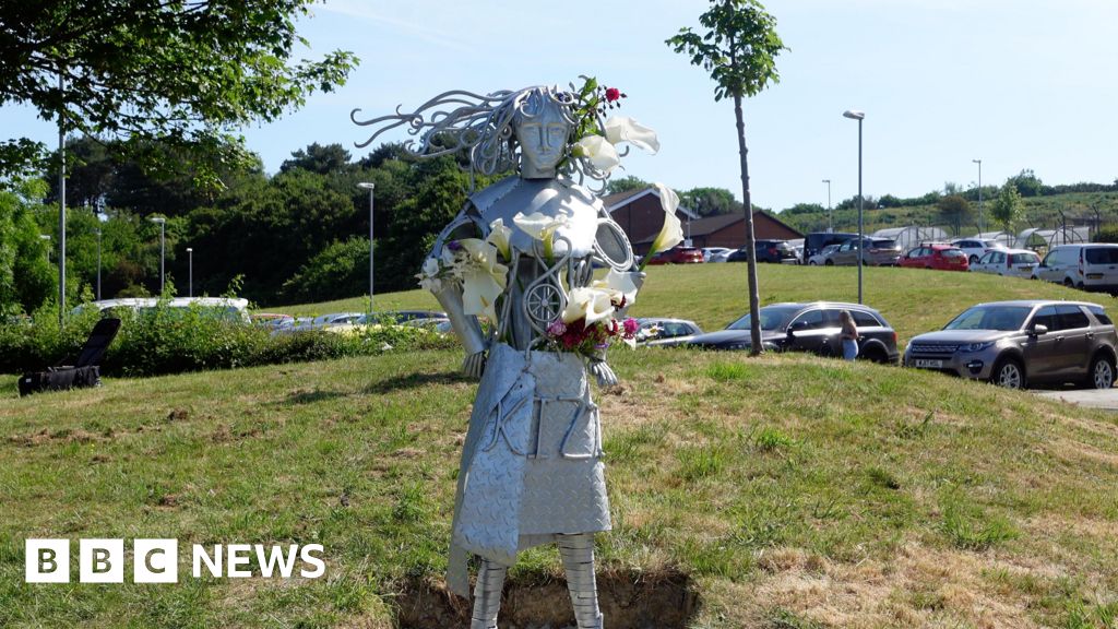 Roma statue unveiled on Hastings school campus - BBC News