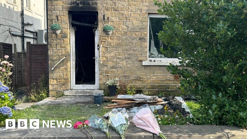 Huddersfield fire: Girl, 8, and woman die after 'suspicious' house blaze - BBC News