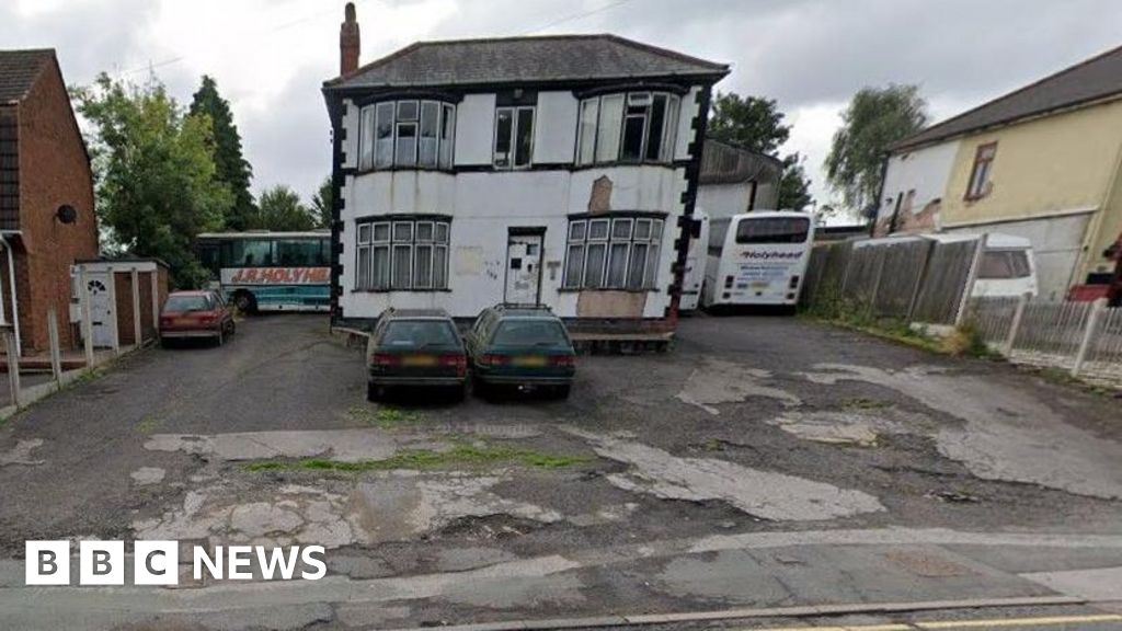 Former coach depot site in Wolverhampton for sale - BBC News