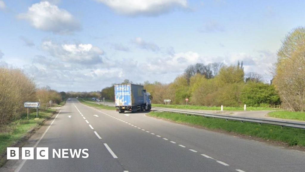 Hertfordshire crash: Woman in her 70s dies in two-car collision - BBC News