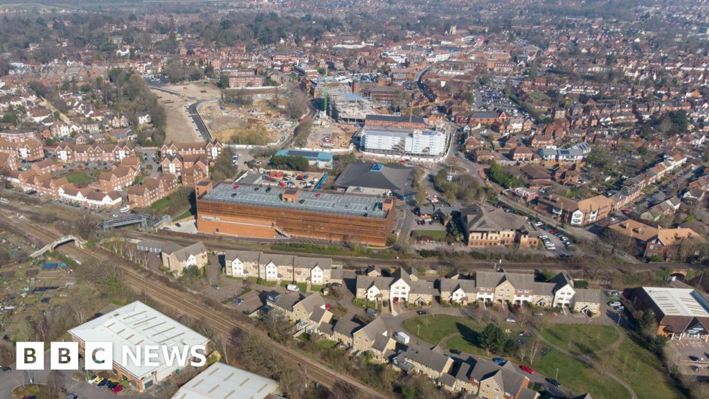 Wokingham voters' raise housing issues ahead of election - BBC News