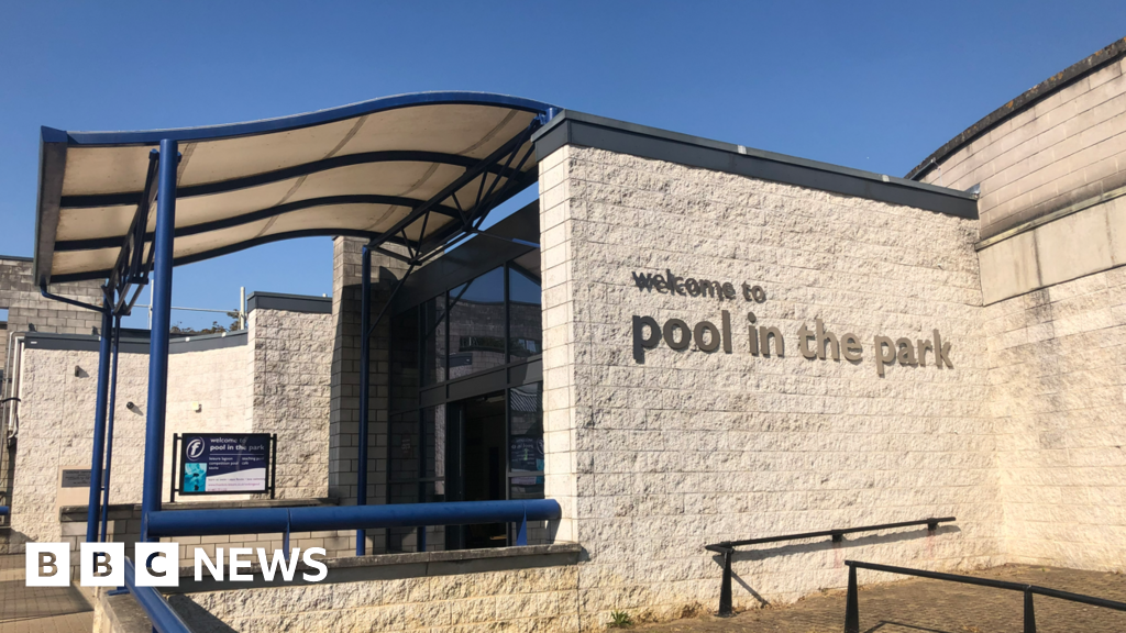Thousands sign petition to save under-threat Woking pool - BBC News