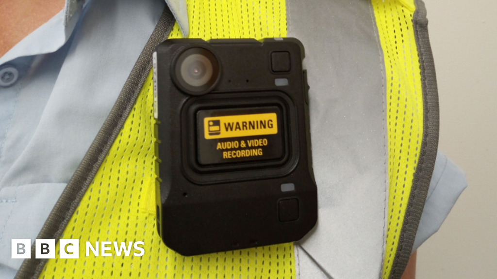 Traffic wardens in Brighton and Hove to wear body-worn cameras - BBC News