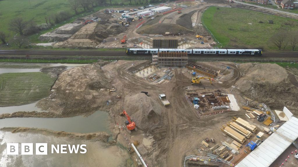 Guildford: Residents invited to watch new bridge installation - BBC News