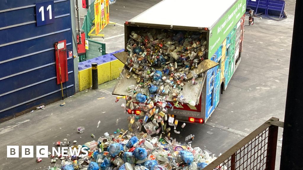 Some Bristol homes to have recycling bins replaced with sacks - BBC News