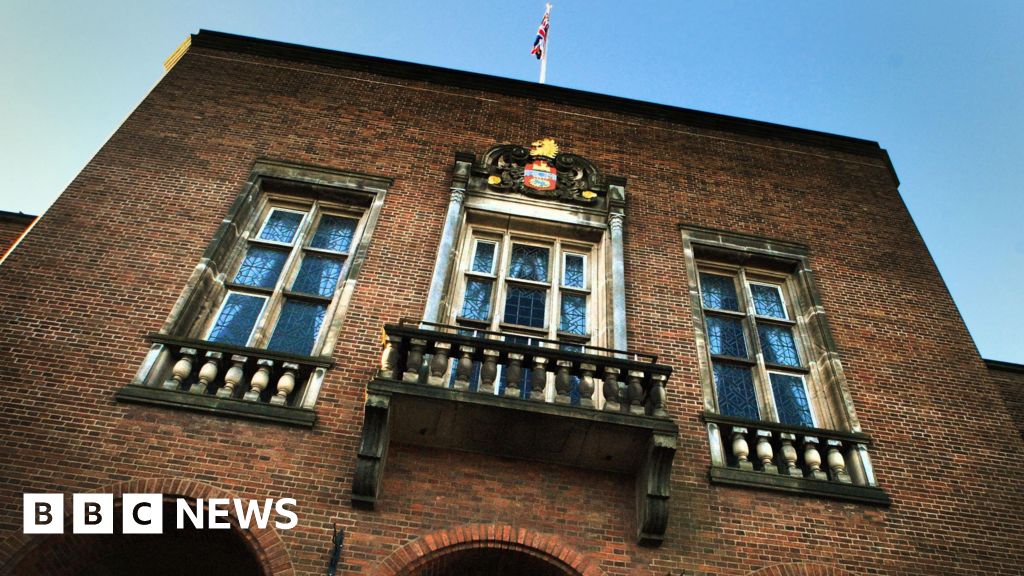 Dudley Borough Council narrowing gender pay gap, report shows