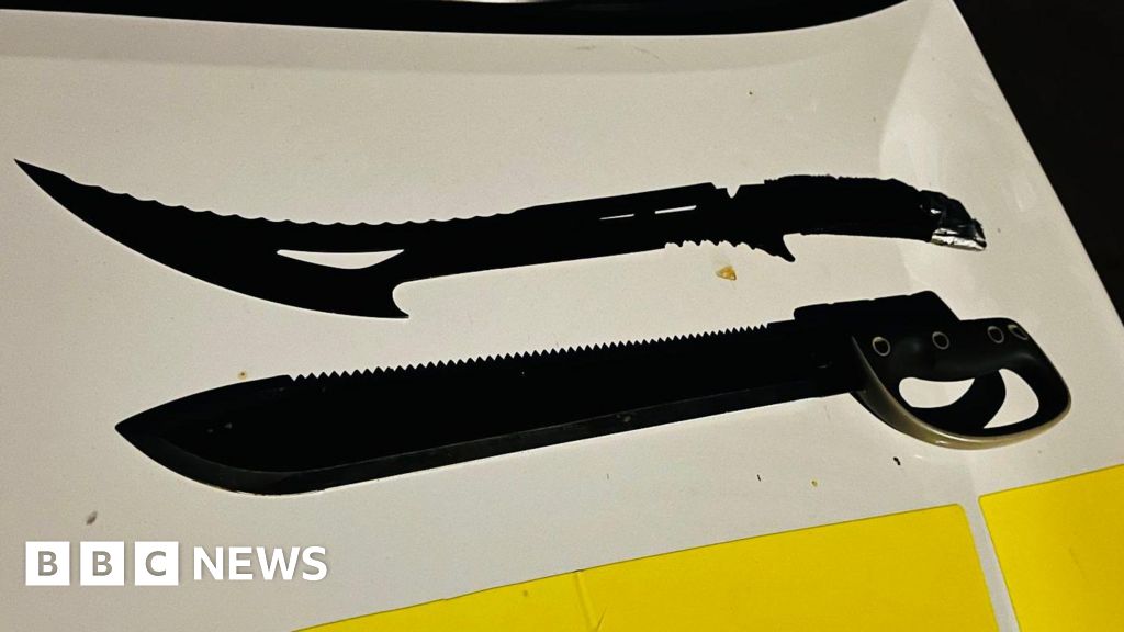 Swindon teenagers arrested after report of threats to kill - BBC News