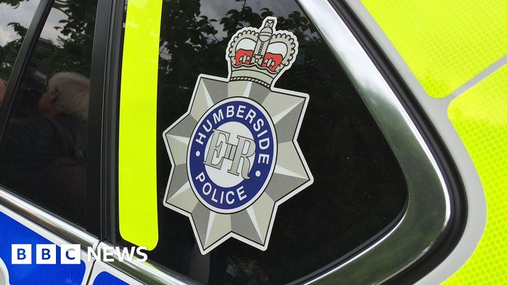 Man arrested after Grimsby shop robbed at knifepoint