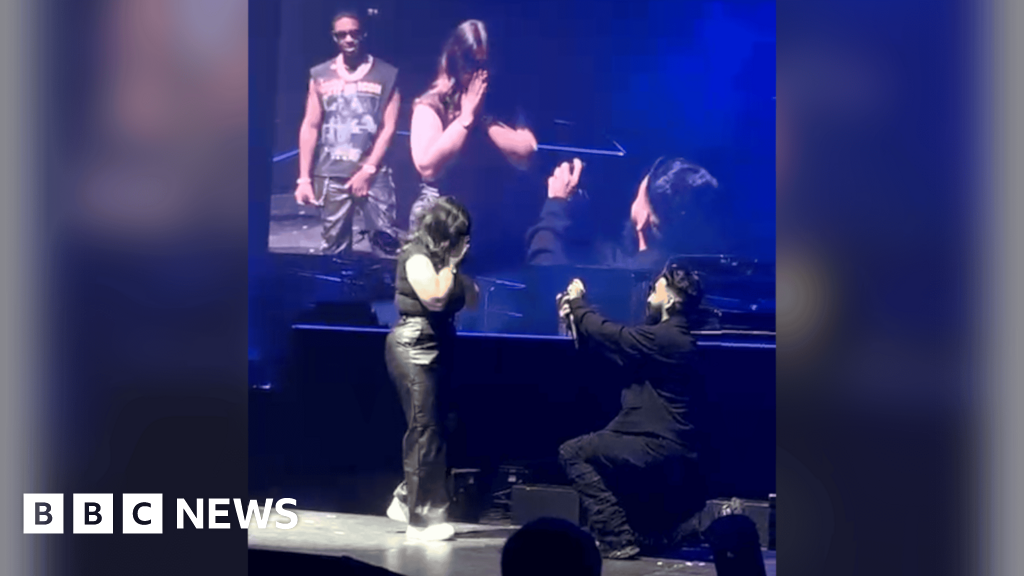 'Will you marry me?' Surprise proposal on stage at the O2 Arena - BBC News