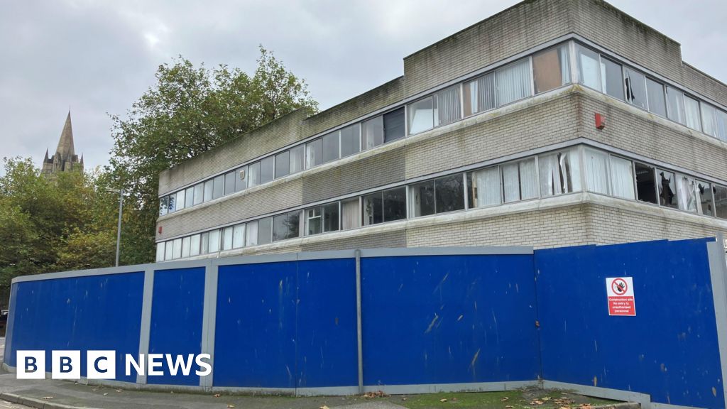 Truro: Fire tackled at abandoned ex-council block on Pydar site - BBC News