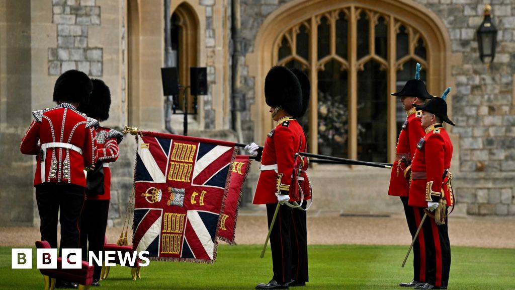 King pays tribute to Irish Guards in Windsor - BBC News