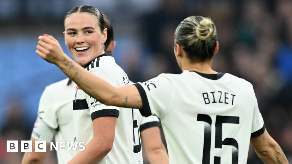 Manchester United's Grace Clinton scores amazing goal - BBC News