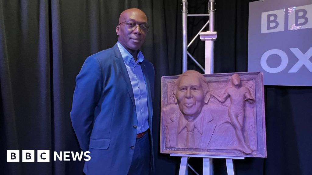 Sir Roger Bannister sculpture takes shape - BBC News