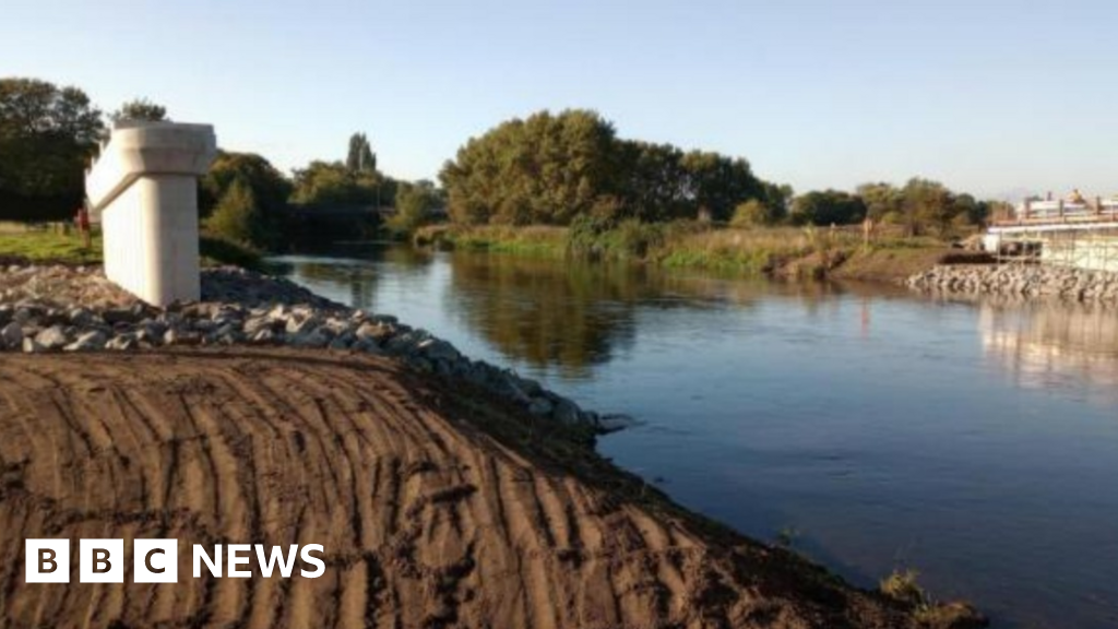 Firm given longer to complete Walton bridge and bypass
