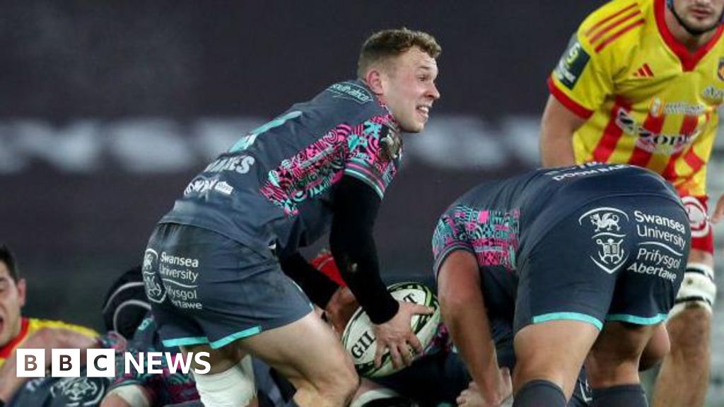 Ospreys: Luke Davies denies designer watches robbery - BBC News