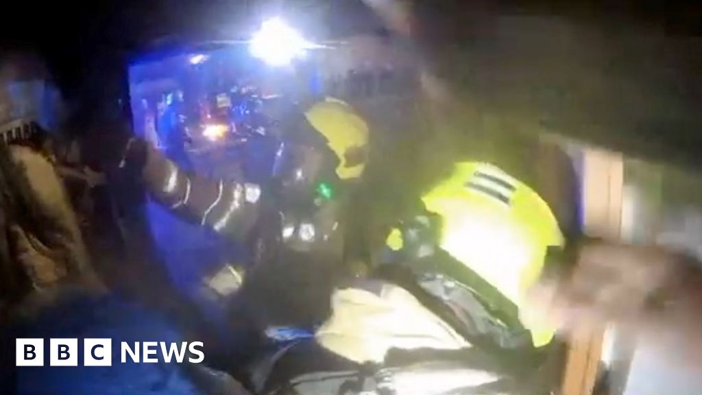 Bodycam footage shows West Bridgford house fire rescue - BBC News