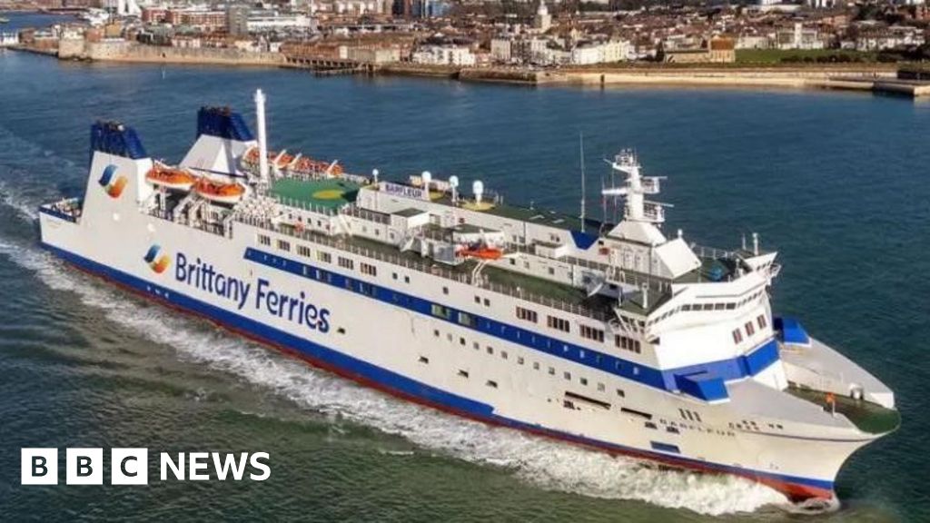 Two ferry companies for Channel Islands 'unworkable'