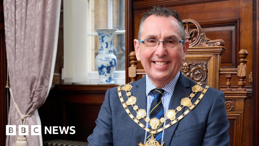 New mayor of Wakefield says role is a 'privilege and honour' - BBC News
