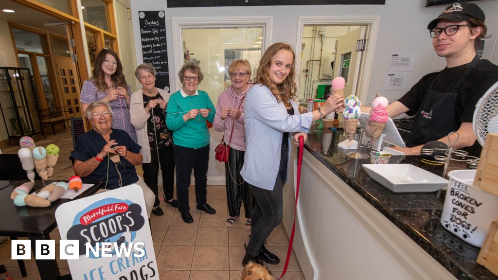 Richmond: Theatre launches knitting campaign for panto props - BBC News