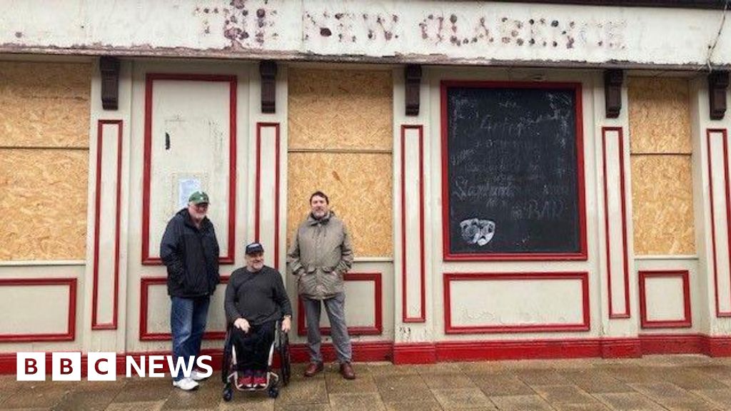Hull's New Clarence pub issues shares to buy it for community - BBC News