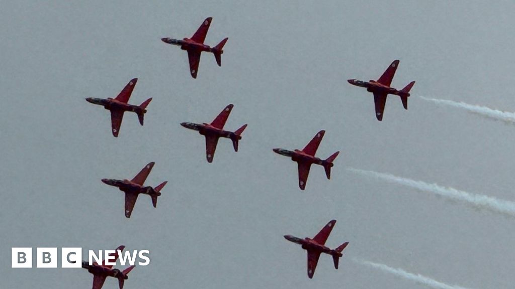 Thousands at RAF Cosford Air Show featuring Red Arrows - BBC News