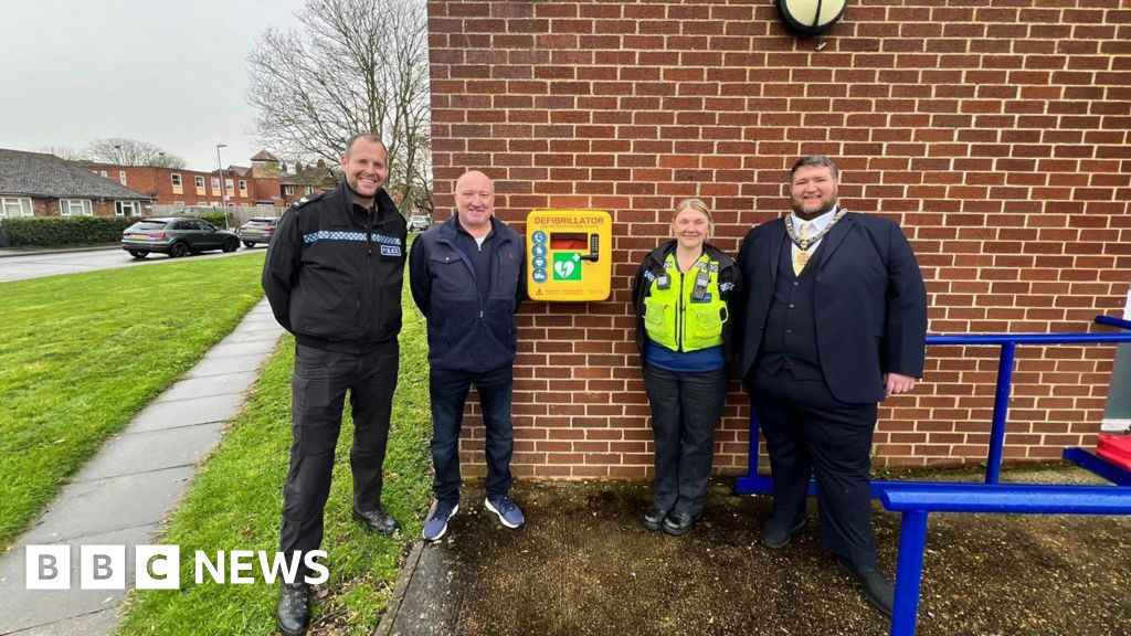 St Ives defibrillator installed after police help save man - BBC News