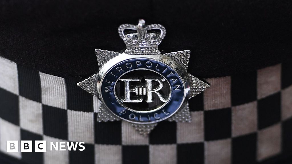 Met PC Jonathan Marsh denies assaulting man during arrest - BBC News