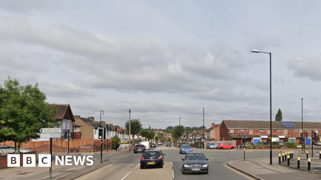 Attempted murder arrests after Coventry hammer attack on boy - BBC News