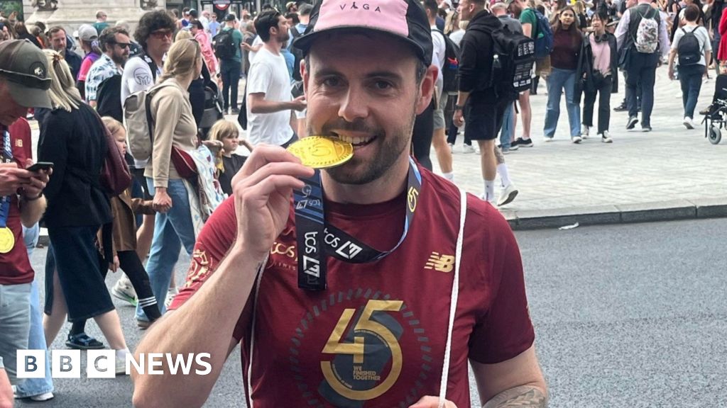 'Hero' completes London Marathon to honour saving runner's life - BBC News