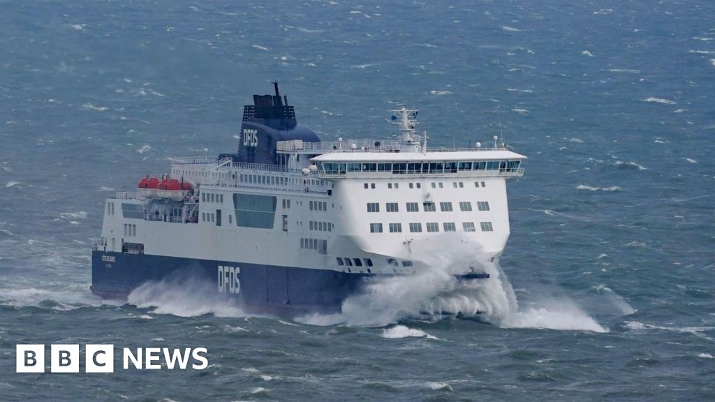 Newhaven: DFDS ferries cancelled due to adverse weather - BBC News