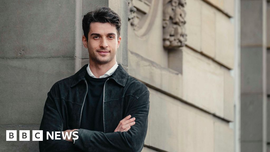 Royal Ballet dancer returns to Airdrie in 'thank you' to town - BBC News