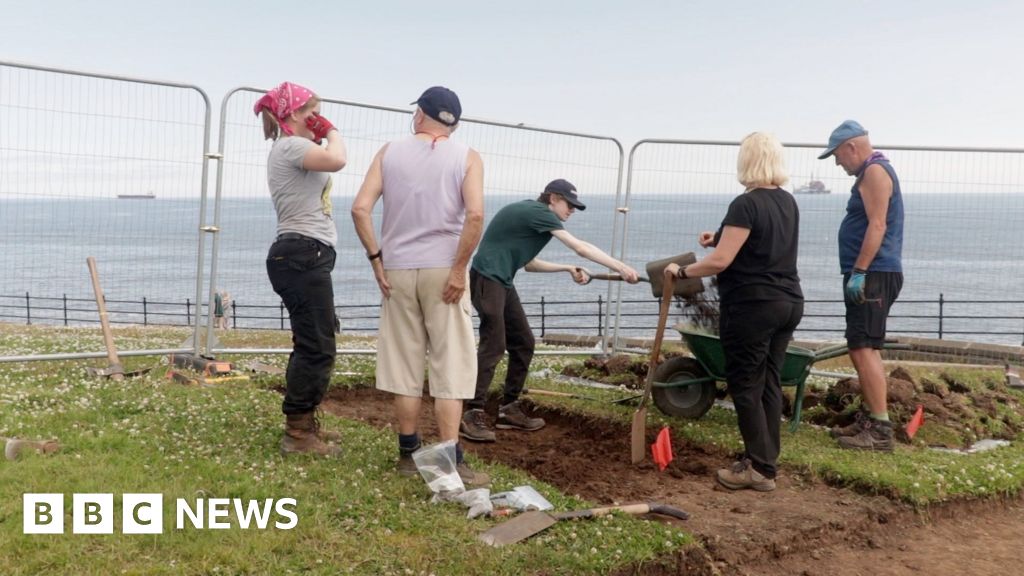 Volunteers team up to unearth 19th Century Hartlepool lighthouse - BBC News