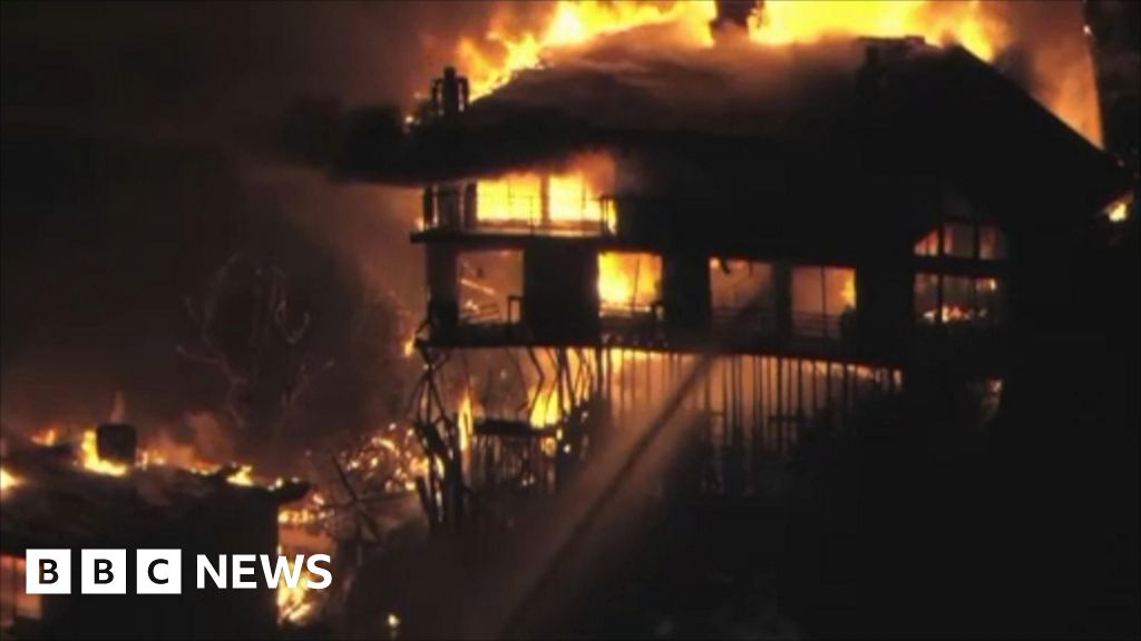 Los Angeles house collapses as fires spread to Studio City - BBC News