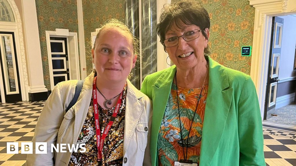 News of Stoke-on-Trent mental health service cuts 'distressing' - BBC News