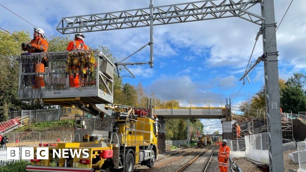 Midland Mainline: Electrification of railway dubbed 'a big milestone' - BBC News