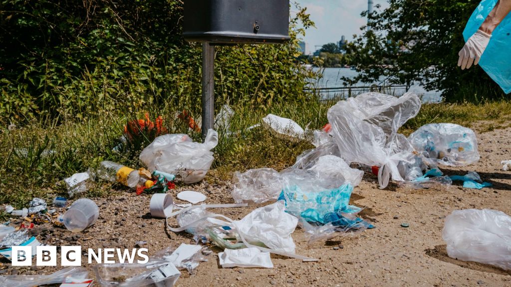 Oxford littering hotspots targeted in council crackdown - BBC News