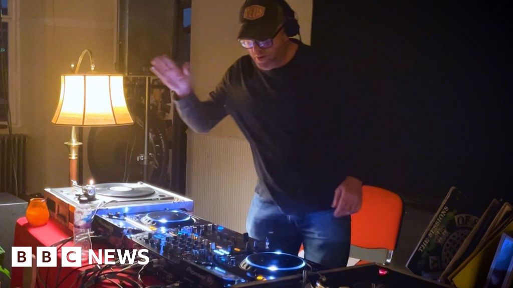 'Sober' club night where meditation sets the vibes - BBC News