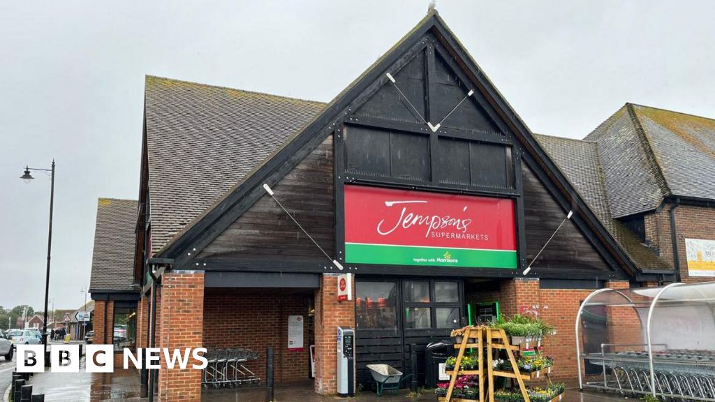 Rye: Jempson's fears shop closure if Aldi approved - BBC News